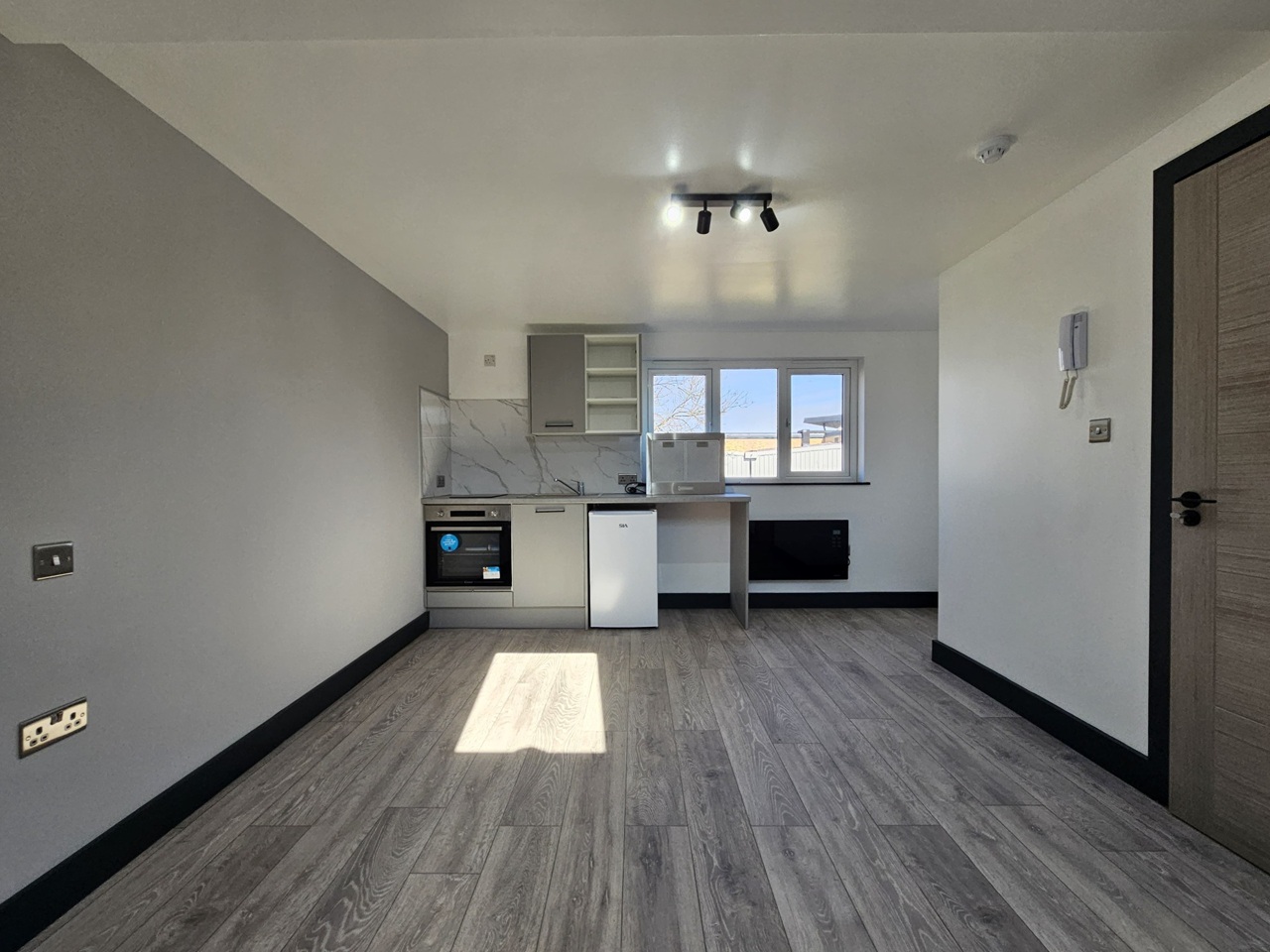 Sunbury-On-Thames - Studio Flat, Surrey Spelthorne - Sunbury-On-Thame ...