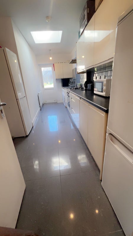 Bromley - Room in a Shared House, Downham Way, BR1 - To Rent Now for £ ...