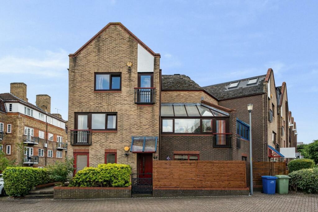 London - 2 Bed Flat, Bywater Place, SE16 - To Rent Now for £2,000.00 p/m