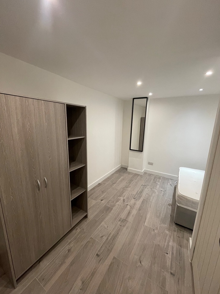 Rainham - Room in a Shared House, Rainham, RM13 - To Rent Now for £750. ...