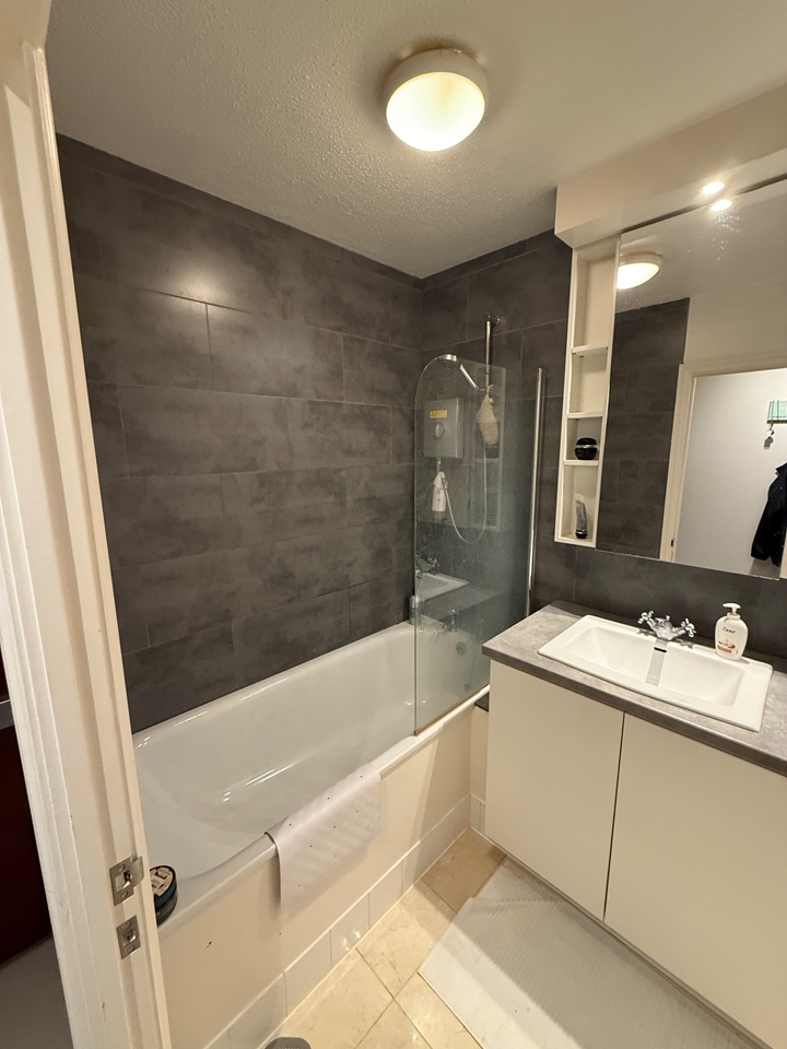 London - 2 Bed Flat, Harrier House, SW11 - To Rent Now for £2,300.00 p/m