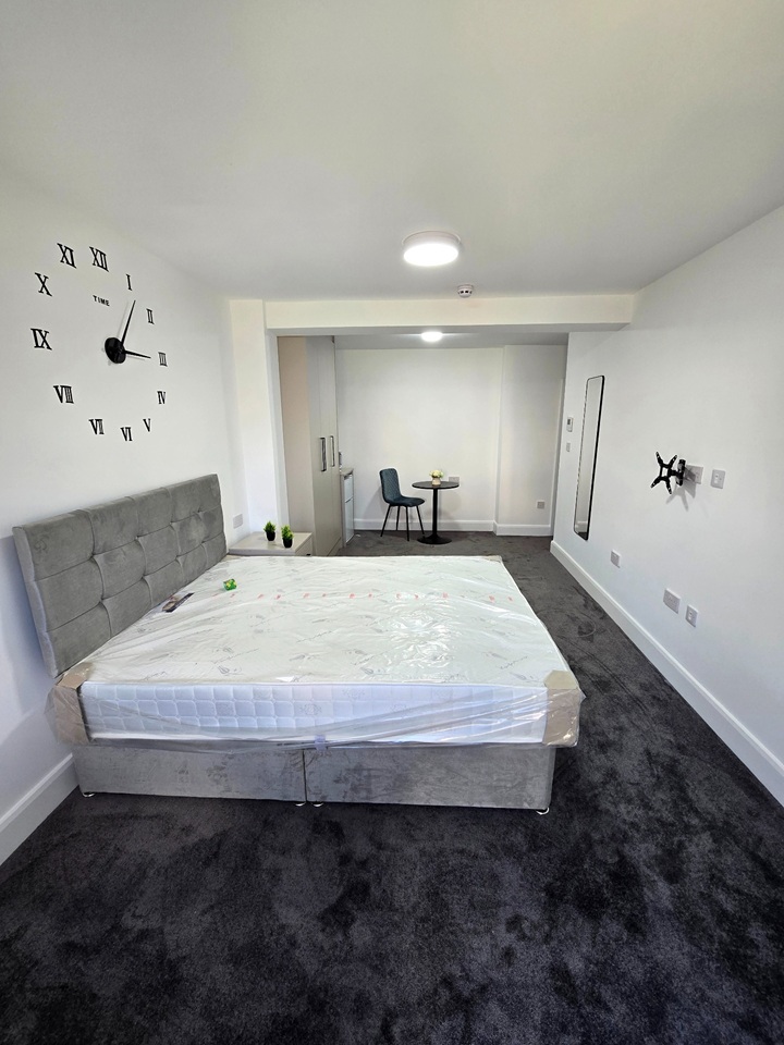 Harrow - Room in a Shared House, Pinner View, HA1 - To Rent Now for £ ...