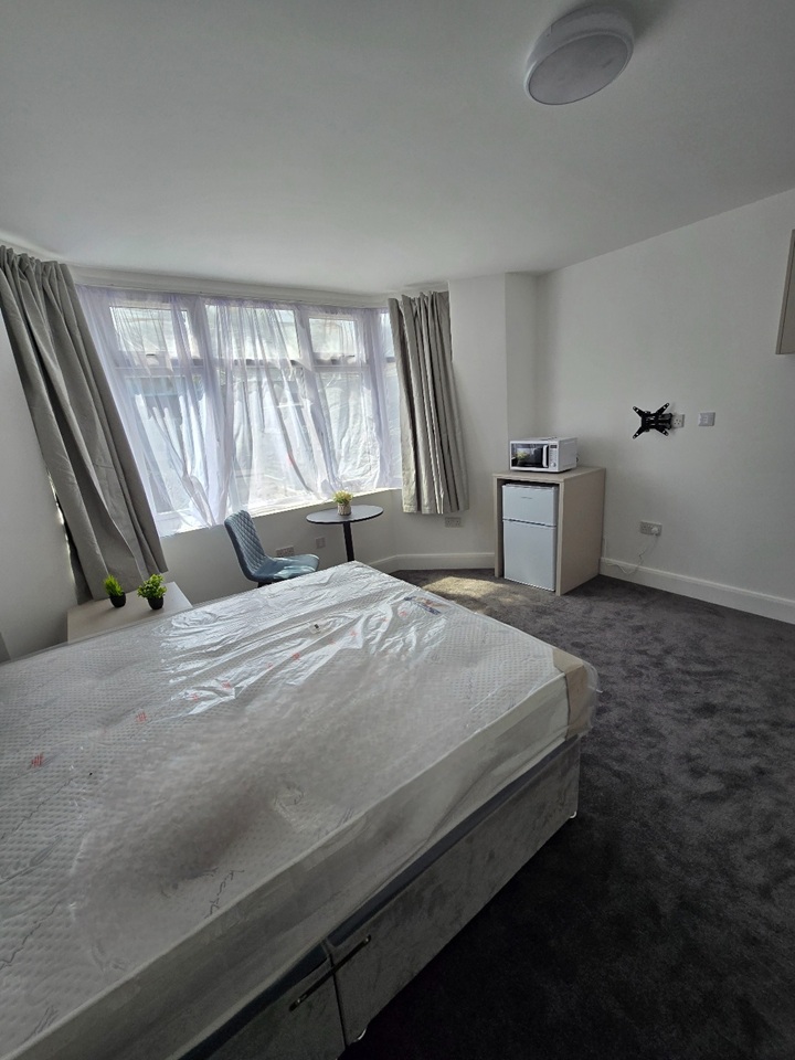 Harrow - Room in a Shared House, Pinner View, HA1 - To Rent Now for £ ...