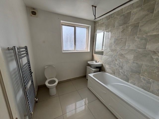 London - Room in a Shared House, Dysons Road, N18 - To Rent Now for £ ...