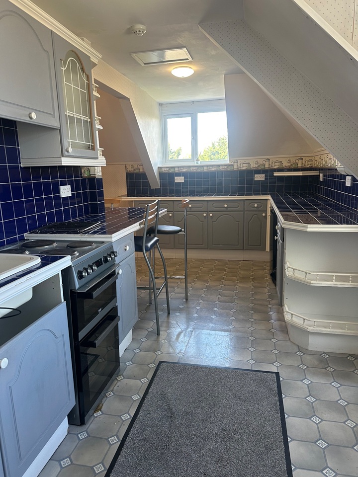 Torquay - 3 Bed Flat, Barton Road, TQ2 - To Rent Now for £1,400.00 p/m