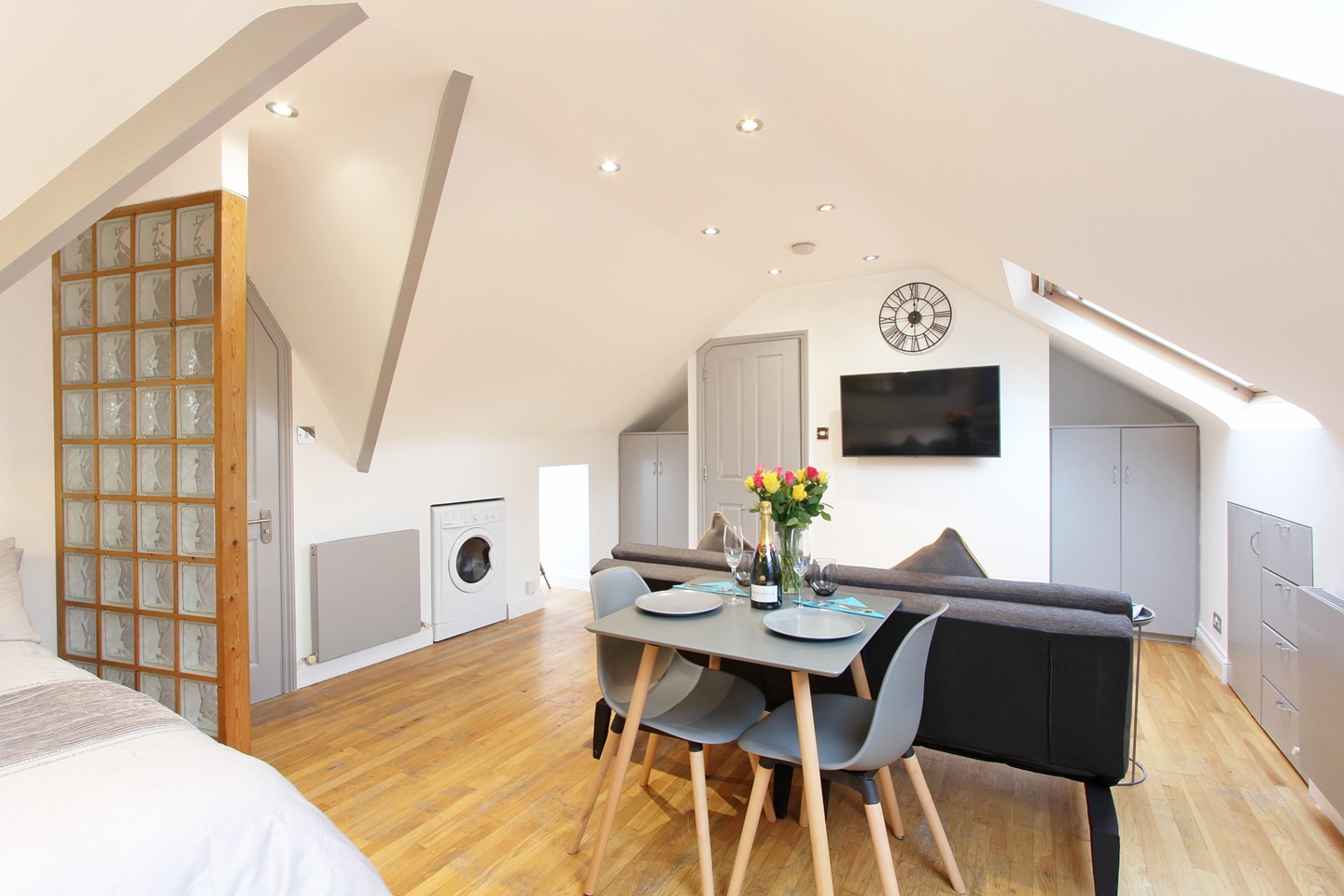 London - Studio Flat, Gipsy Road, SE27 - To Rent Now for £1,250.00 p/m