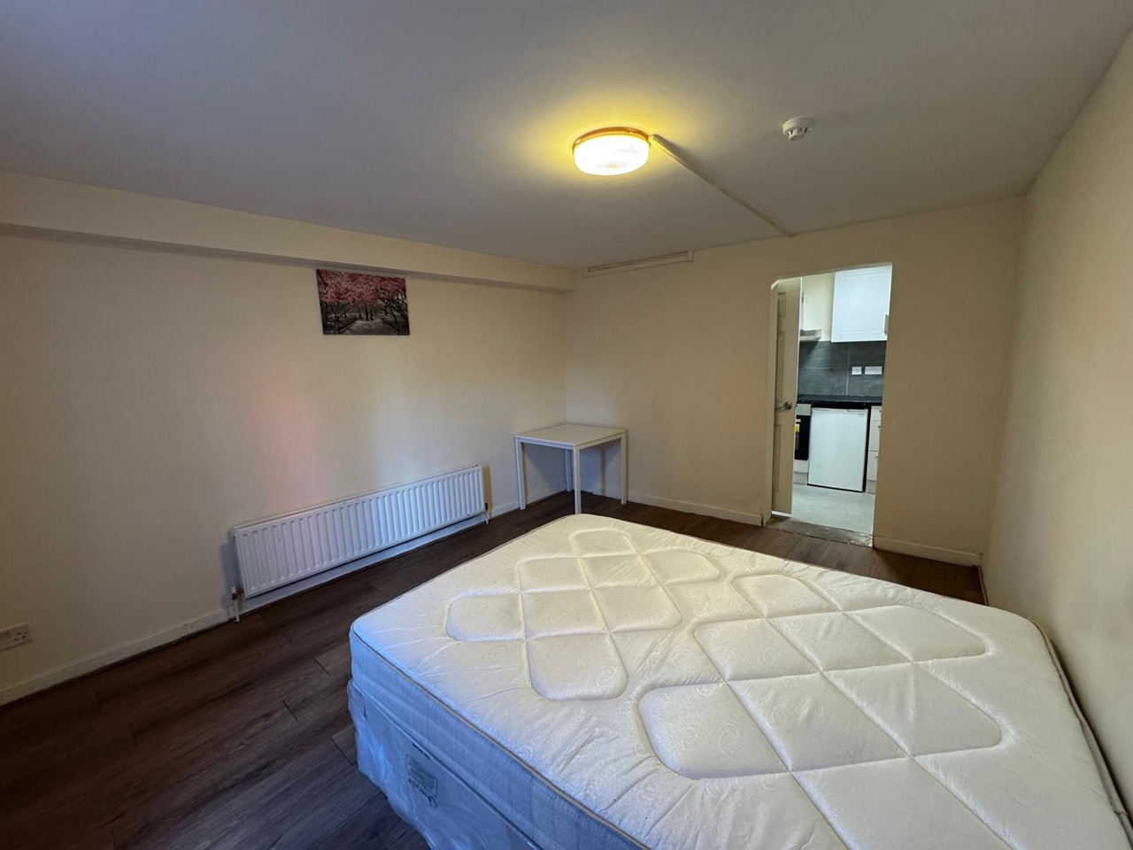Hounslow - Studio Flat, Hanworth Road, TW3 - To Rent Now for £995.00 p/m