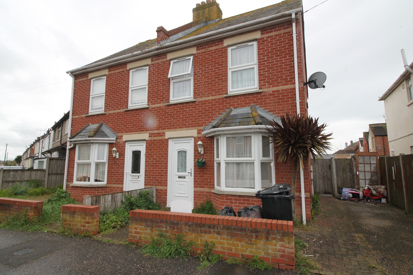 Clacton-On-Sea - 2 Bed Semi-Detached House, Warwick Road, CO15 - To ...