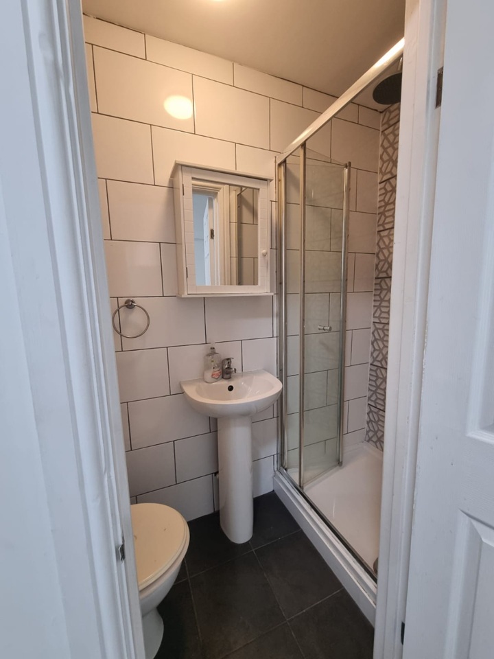 Cardiff - Studio Flat, Newport Road, CF24 - To Rent Now for £850.00 p/m