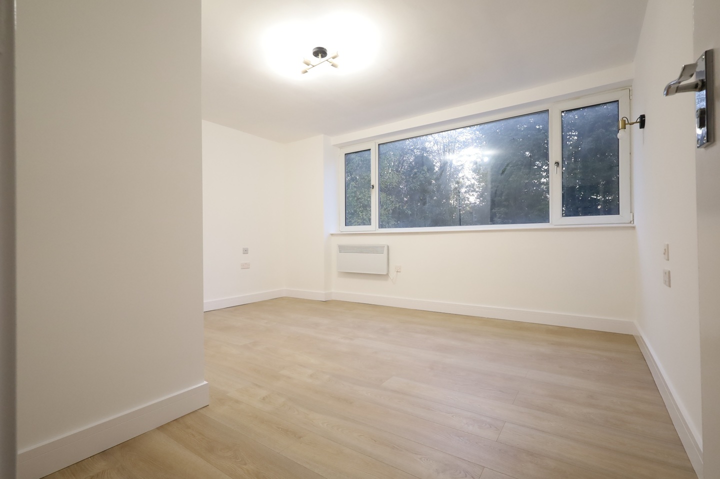 Feltham - Studio Flat, Monarch Close, TW14 - To Rent Now for £1,000.00 p/m