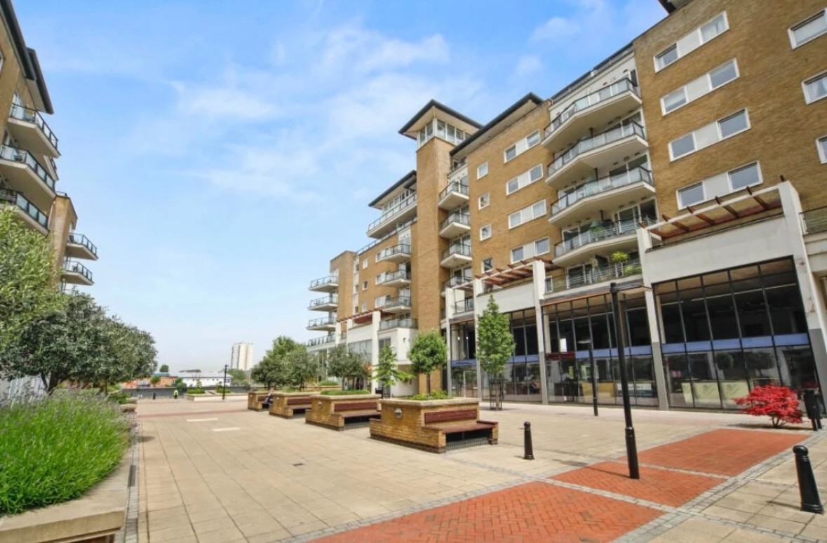 London - 2 Bed Flat, Smugglers Way, SW18 - To Rent Now for £2,250.00 p/m