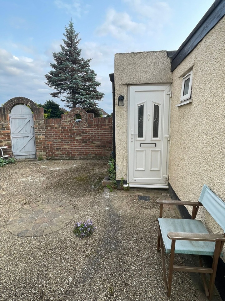 Twickenham - Bedsit, Chertsey Road, TW2 - To Rent Now for £1,000.00 p/m