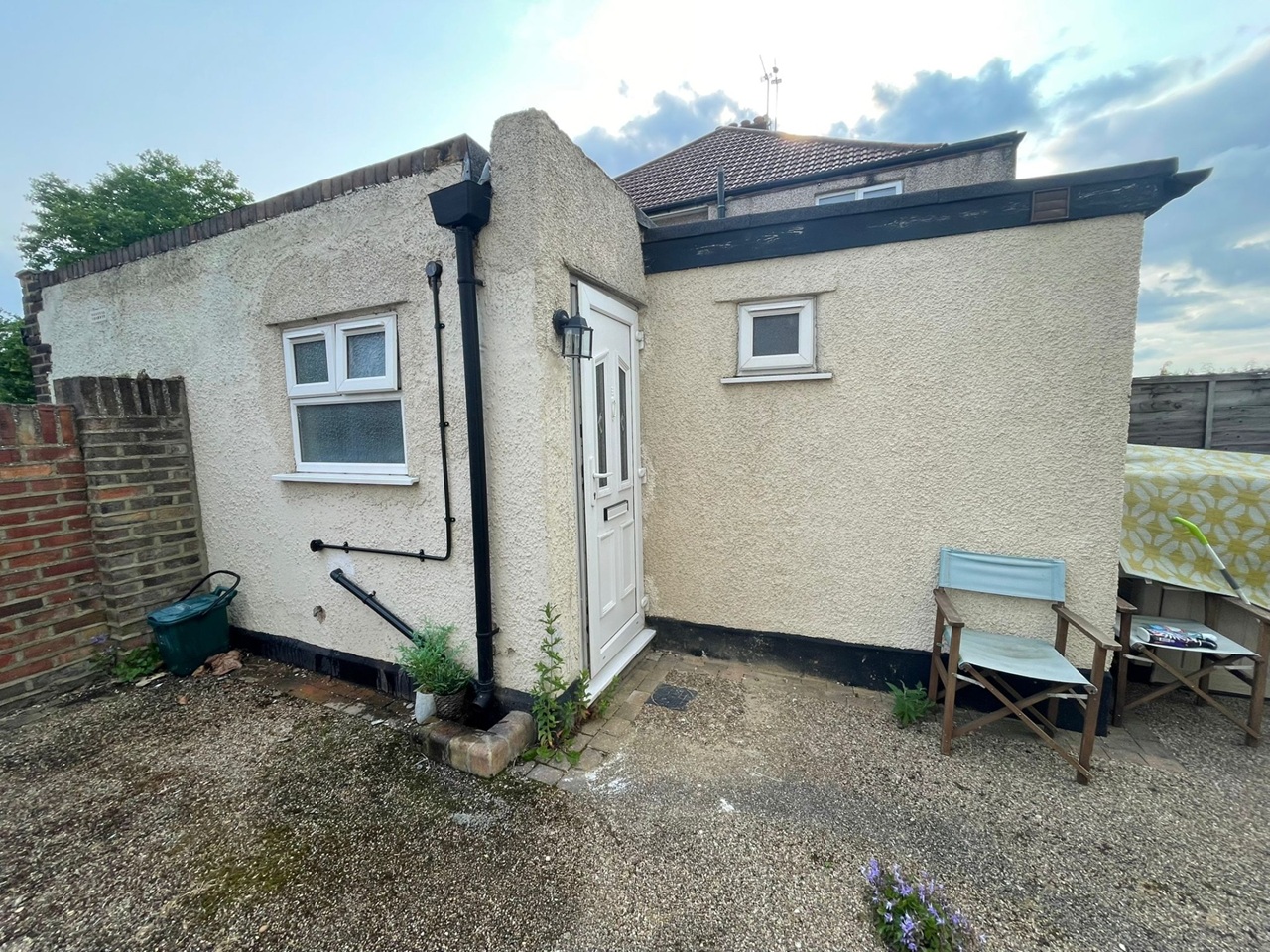 Twickenham - Bedsit, Chertsey Road, TW2 - To Rent Now for £1,000.00 p/m