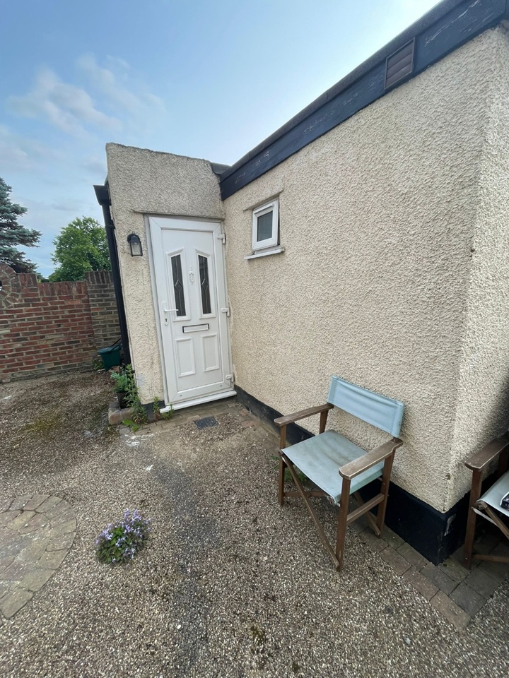 Twickenham - Bedsit, Chertsey Road, TW2 - To Rent Now for £1,000.00 p/m