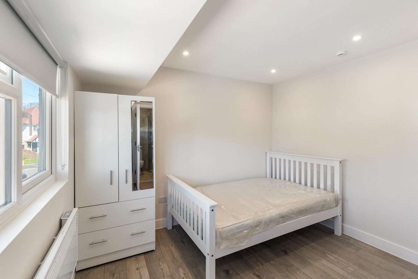 Ruislip - Studio Flat, Pine Gardens, HA4 - To Rent Now for £845.00 p/m