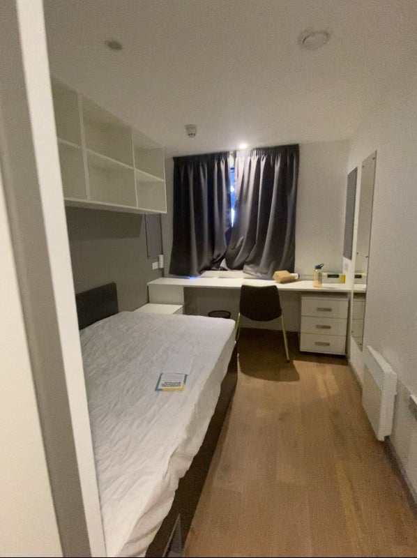 London - Bedsit, Hayloft Point, E1 - To Rent Now for £1,690.00 p/m