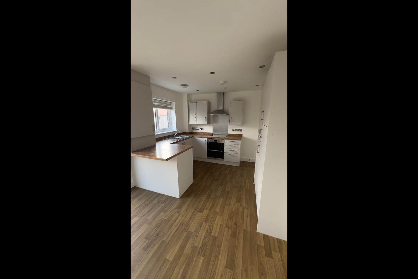 Manchester - 3 Bed Flat, Bank Street, M11 - To Rent Now for £1,200.00 p/m