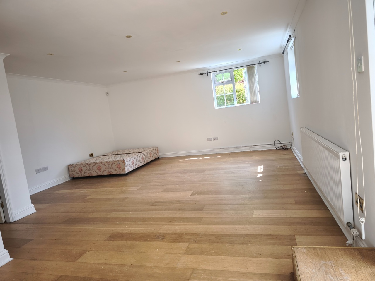 Pinner - Studio Flat, Potters Heights Close, HA5 - To Rent Now for £1,250.00 p/m