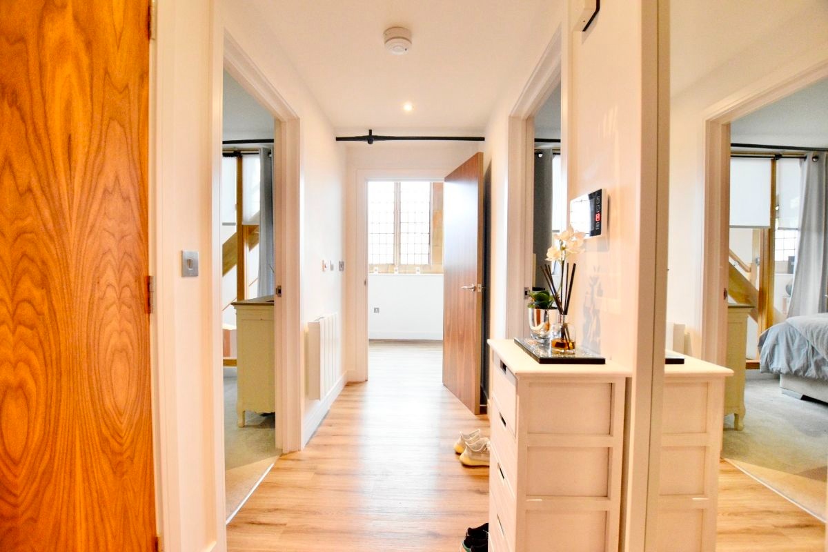 Ilford - 2 Bed Flat, Wycliffe House, IG1 - To Rent Now for £2,250.00 p/m