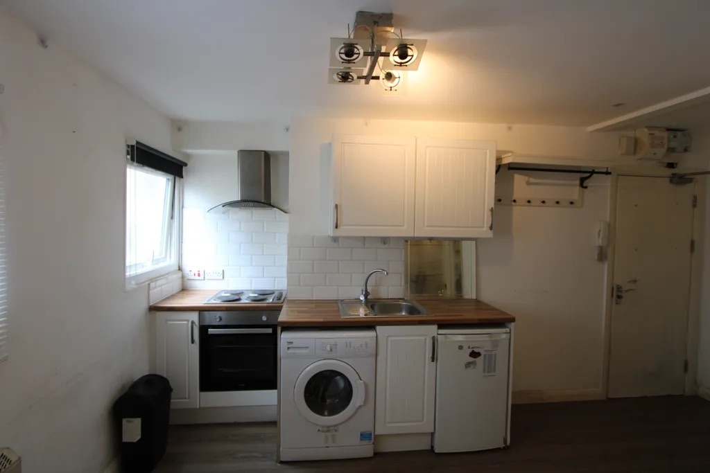 London - Studio Flat, Cranfield Close, SE27 - To Rent Now for £1,000.00 p/m