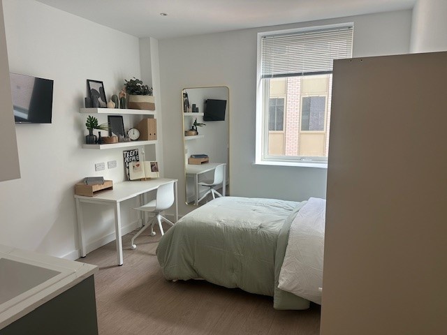 Stoke-On-Trent - Studio Flat, Aire Student Accommodation Boothen , ST4 ...