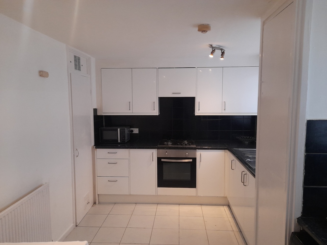 Beckenham - 2 Bed Flat, Crouch Close, BR3 - To Rent Now for £1,475.00 p/m