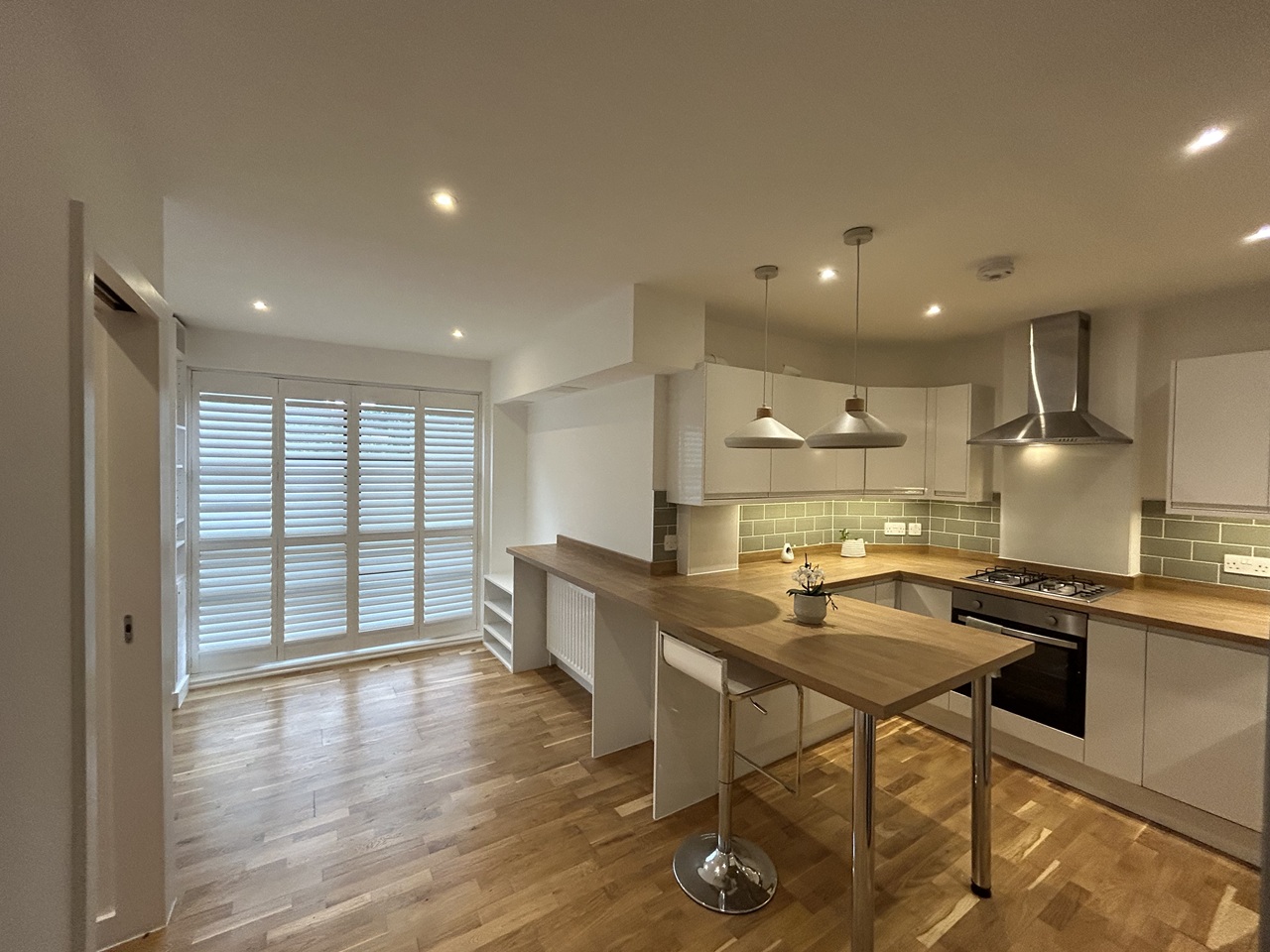 Whyteleafe - 1 Bed Flat, Whyteleafe Hill, CR3 - To Rent Now for £1,290. ...