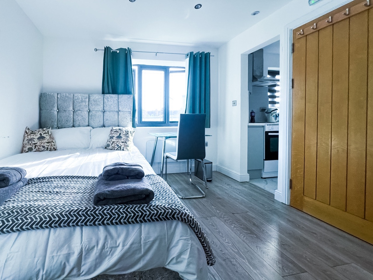 Ilford - Studio Flat, Woodford Avenue, IG2 - To Rent Now for £1,530.00 p/m