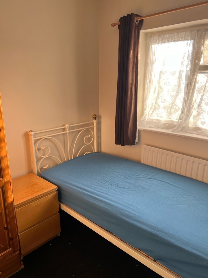 Harmondsworth, West Drayton - Room in a Shared House, Hatch Lane, UB7 ...