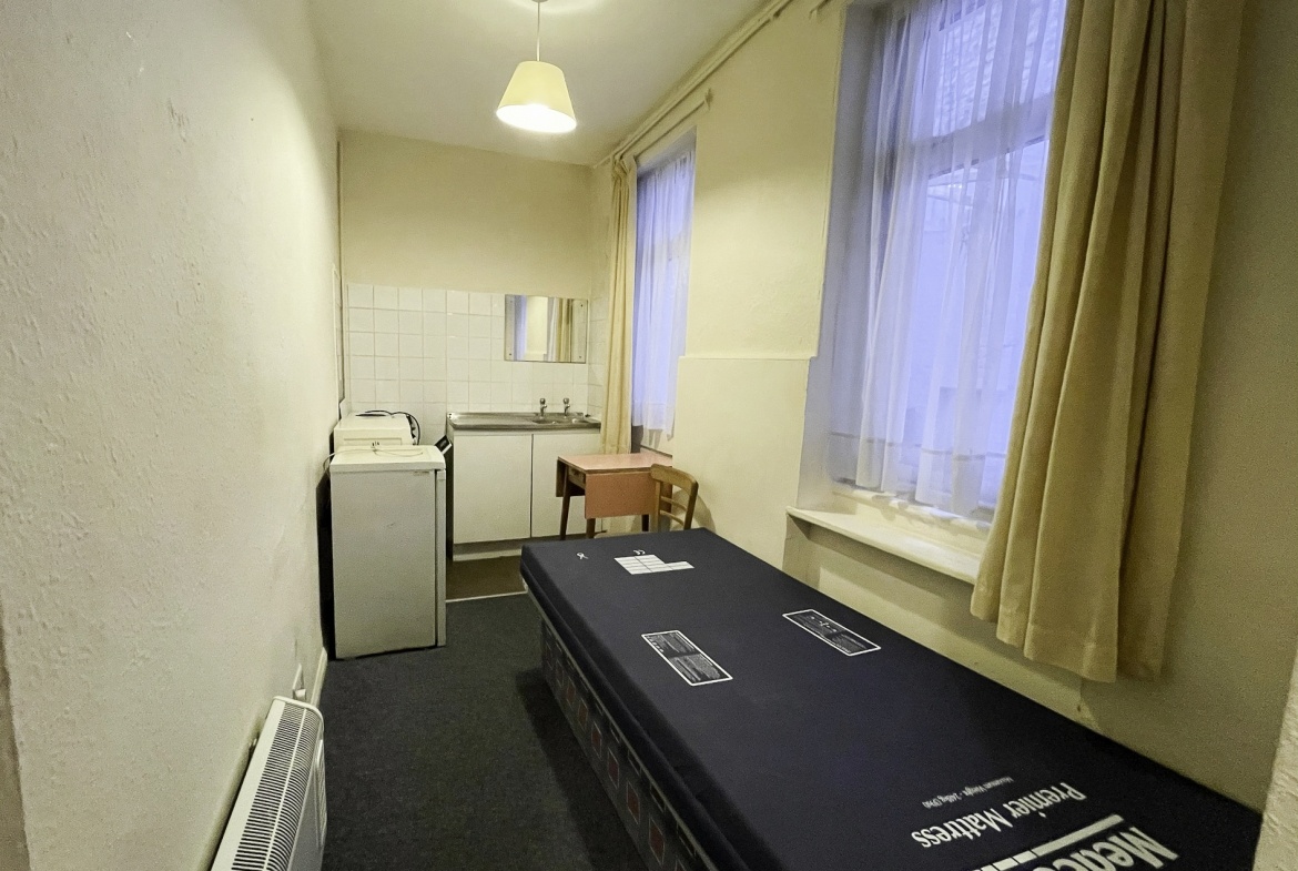 London - Bedsit, Sussex Gardens, W2 - To Rent Now for £888.33 p/m