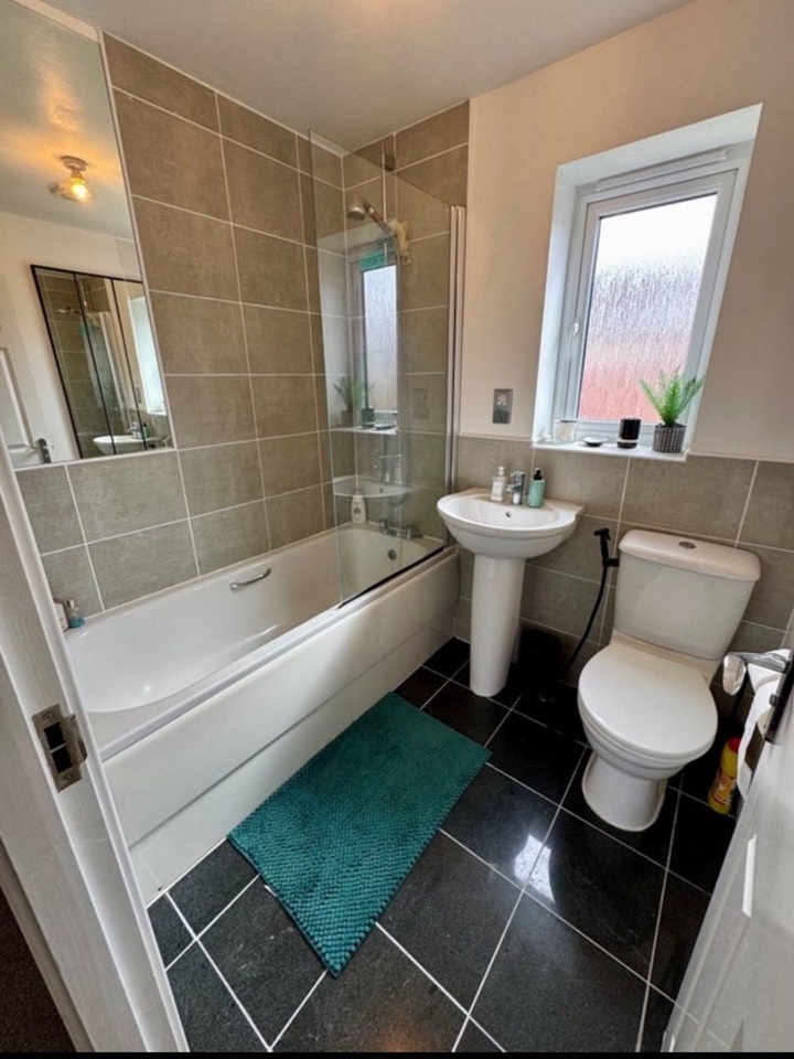 Newcastle Upon Tyne - Room in a Shared House, Elmwood Park Grove, NE13 ...