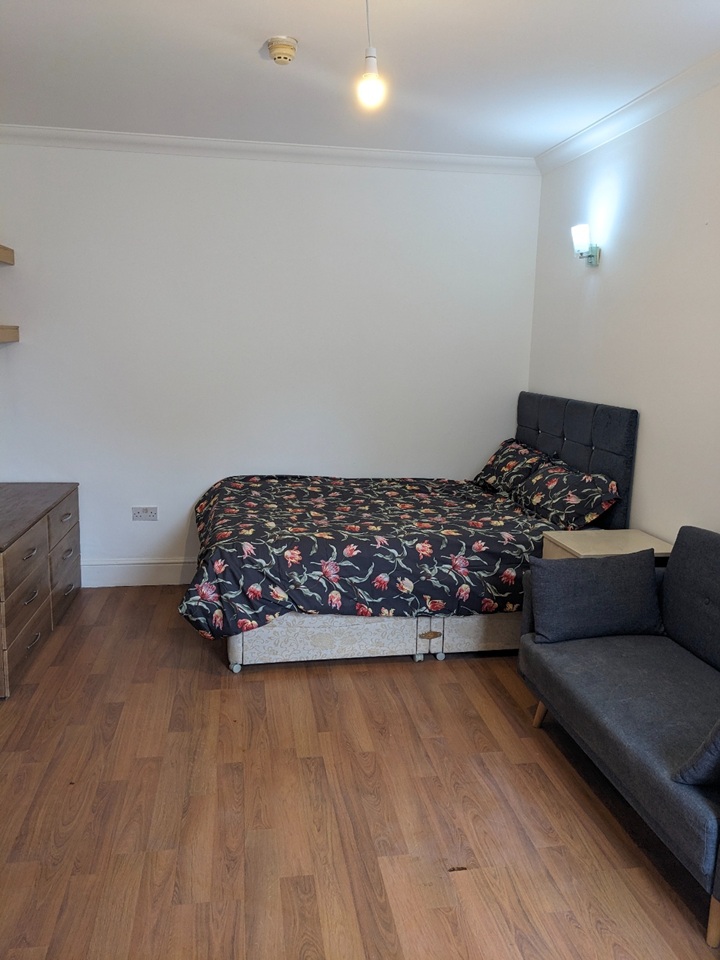 Hounslow - Studio Flat, Standard Road, TW4 - To Rent Now for £1,450.00 p/m
