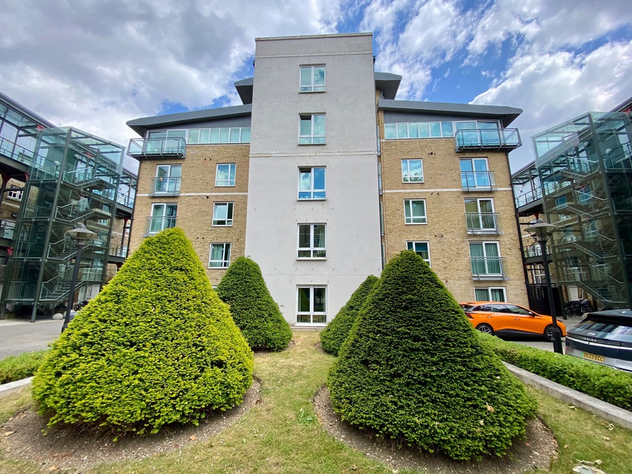 London - 2 Bed Flat, Hopton Road, SE18 - To Rent Now for £1,890.00 p/m