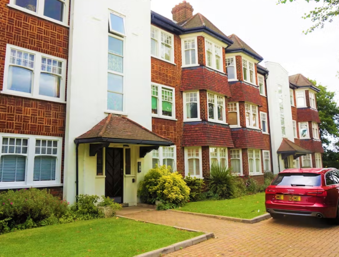 London - 2 Bed Flat, Hainault Court, E17 - To Rent Now for £1,900.00 p/m