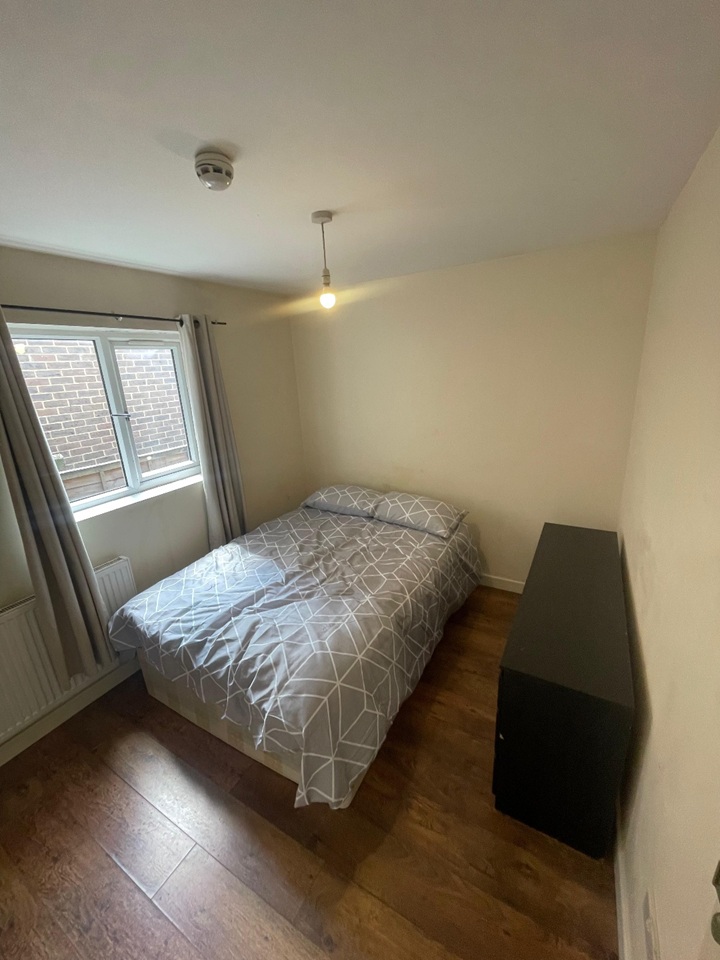 London - Bedsit, Connaught Road, NW10 - To Rent Now for £900.00 p/m