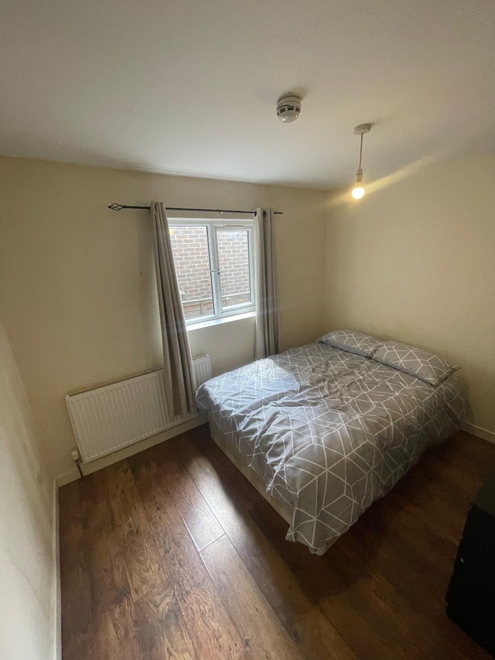 London - Bedsit, Connaught Road, NW10 - To Rent Now for £900.00 p/m