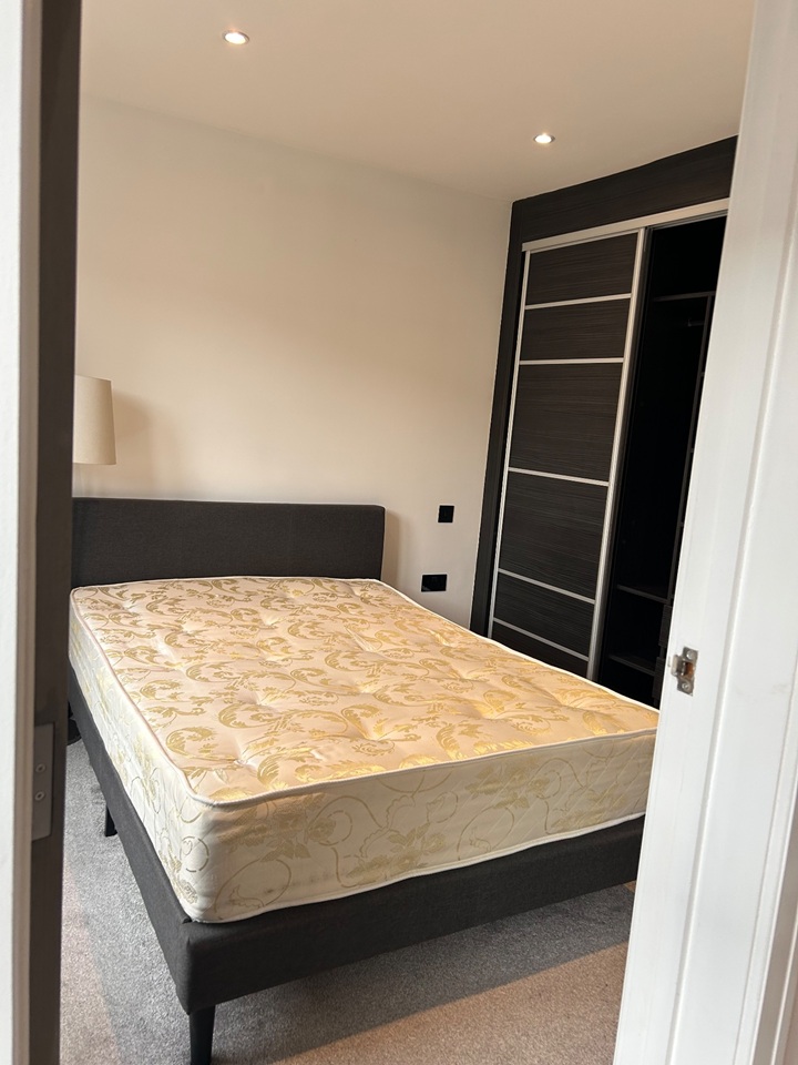 Slough - 1 Bed Flat, Churchill House, SL2 - To Rent Now for £1,200.00 p/m