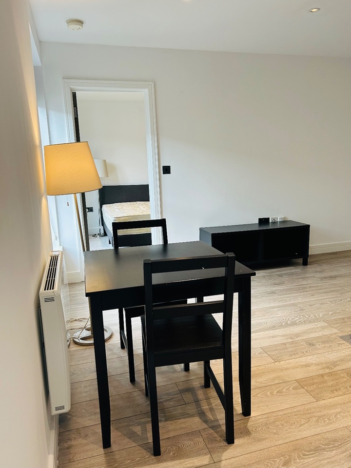 Slough - 1 Bed Flat, Churchill House, SL2 - To Rent Now for £1,200.00 p/m