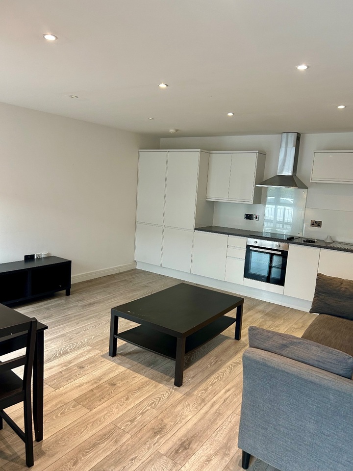 Slough - 1 Bed Flat, Churchill House, SL2 - To Rent Now for £1,200.00 p/m