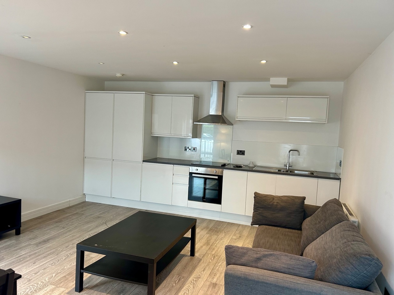 Slough - 1 Bed Flat, Churchill House, SL2 - To Rent Now for £1,200.00 p/m