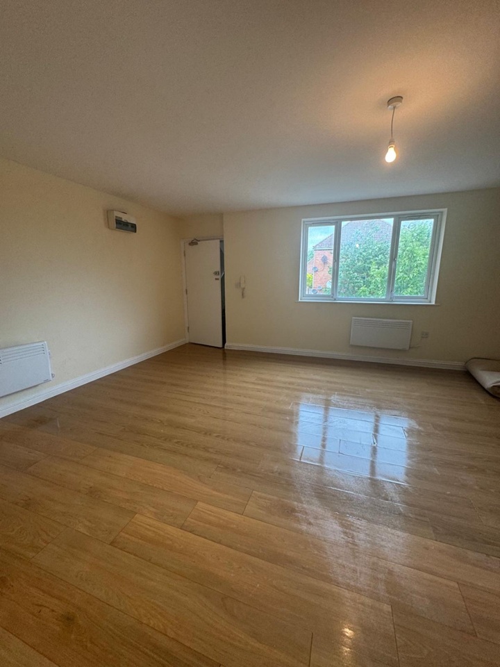 Dagenham - 1 Bed Flat, Oxlow Lane, RM10 - To Rent Now for £1,450.00 p/m