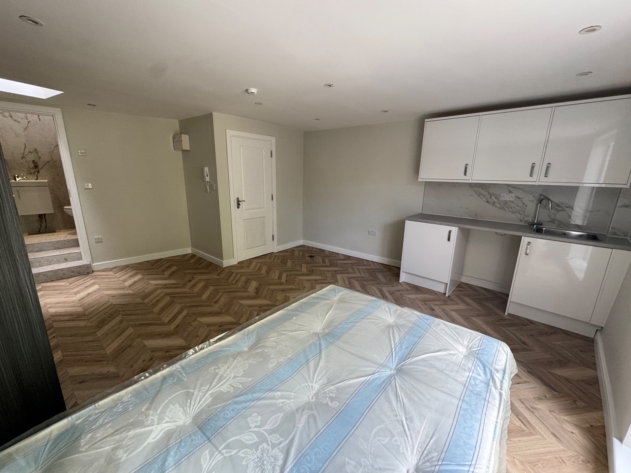 London - Bedsit, Rendlesham Road, E5 - To Rent Now for £1,450.00 p/m