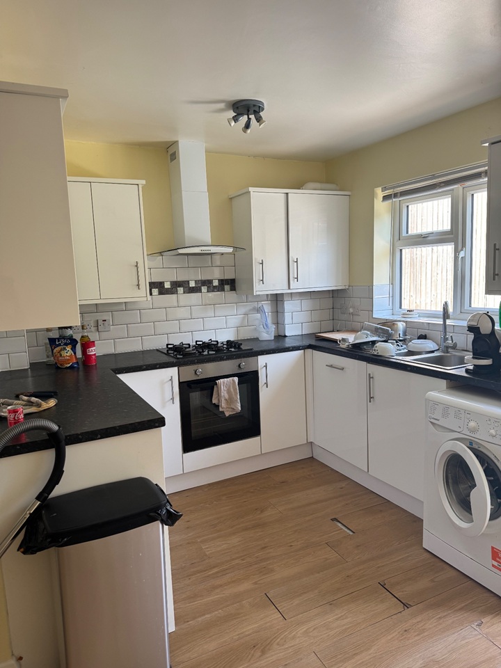 Bromley - Room in a Shared House, Keedonwood Road, BR1 - To Rent Now ...