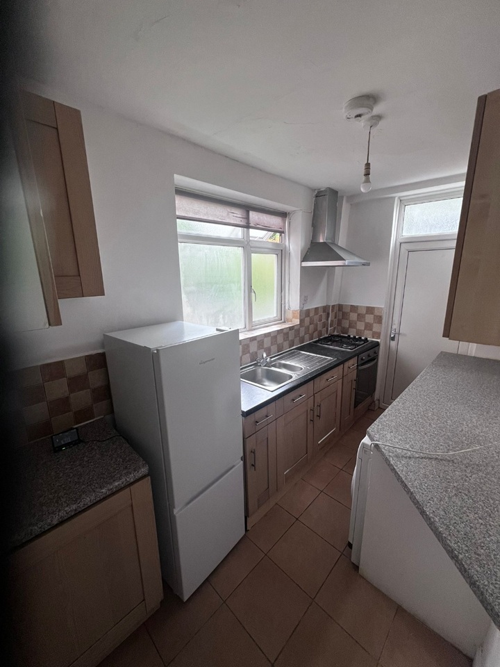 London - 2 Bed Semi-Detached House, Neasden Lane, NW10 - To Rent Now ...