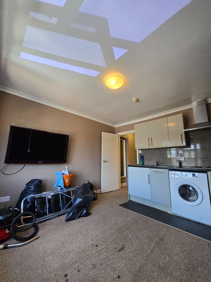 London - 2 Bed Flat, Hendon Way, NW2 - To Rent Now for £1,650.00 p/m