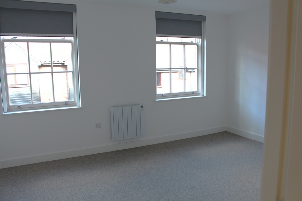London - 3 Bed Flat, Church Road, NW10 - To Rent Now for £2,150.00 p/m