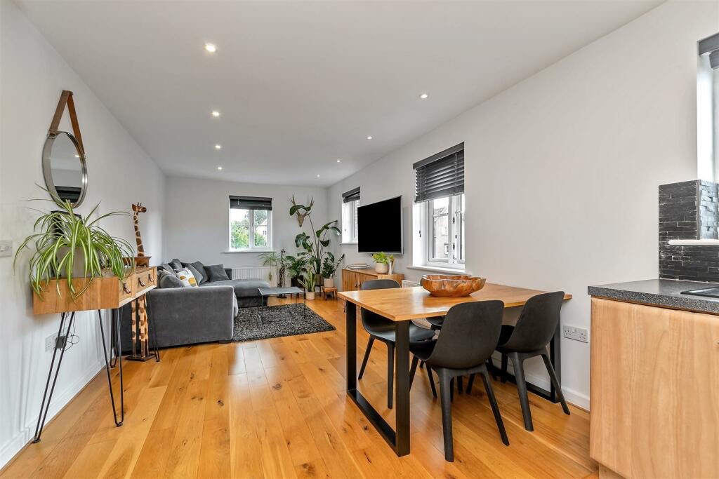 Frogmore, St. Albans - 2 Bed Flat, Curo Park, AL2 - To Rent Now for £ ...