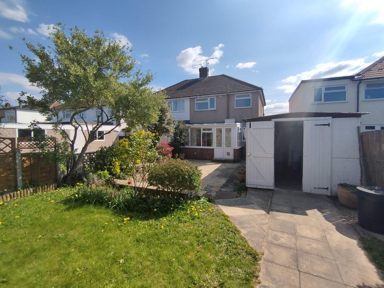 Staines-Upon-Thames - 3 Bed Semi-Detached House, Stuart Way, TW18 - To ...