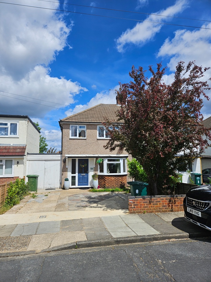 Staines-Upon-Thames - 3 Bed Semi-Detached House, Stuart Way, TW18 - To ...