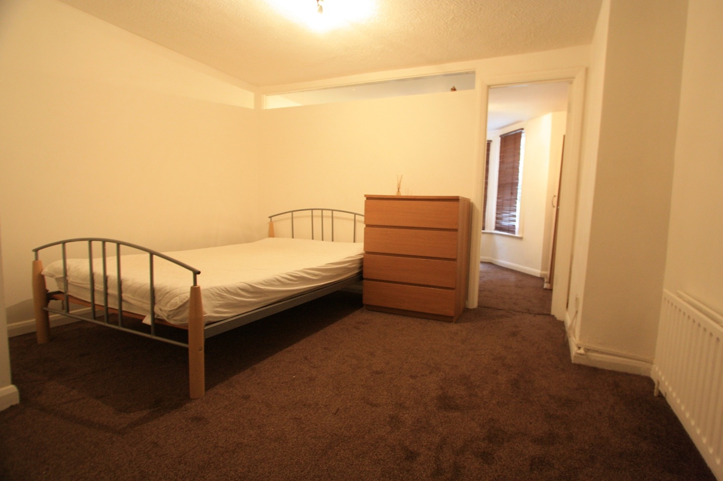 London - 1 Bed Flat, Jeffreys Court, SW4 - To Rent Now for £1,395.00 p/m